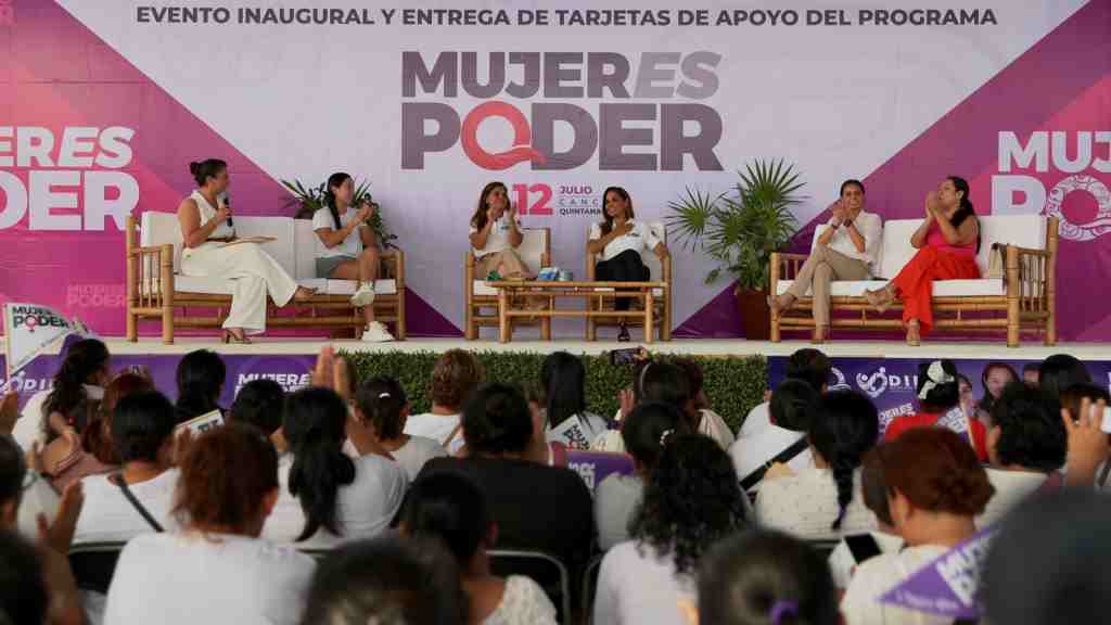 Entrega Mara primeras tarjetas de Mujer Es Poder | Total Sapiens